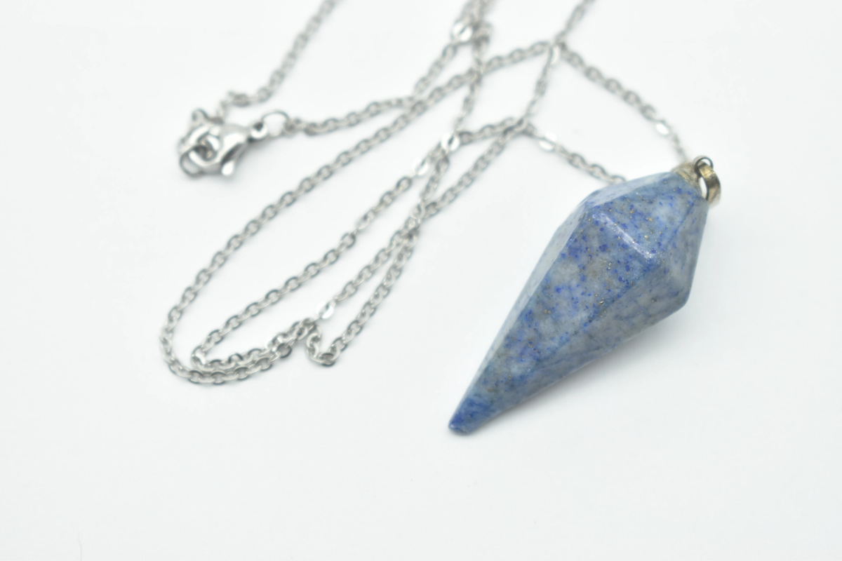 Ciondolo Pendolo di Quarzo Blu 4x2cm – MineralsClub